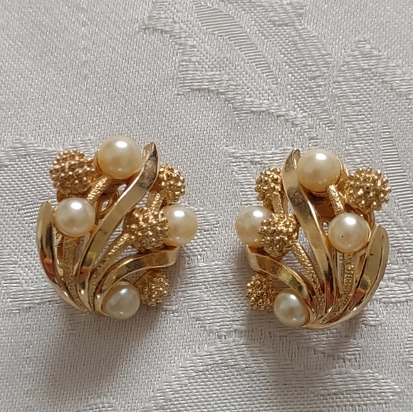 Trifari | Jewelry | Crown Trifari Vintage Pearls Goldtone Clipon ...